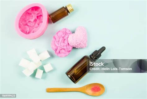 녹는 손수 만든 비누를 붓는 다른 재료의 최소한의 스튜디오 세트 흰색 용융 및 비누 기본 조각 핑크 실리콘 몰드 착색 아로마 오일 핑크 장미 비누를 사용할 준비가 부어 0