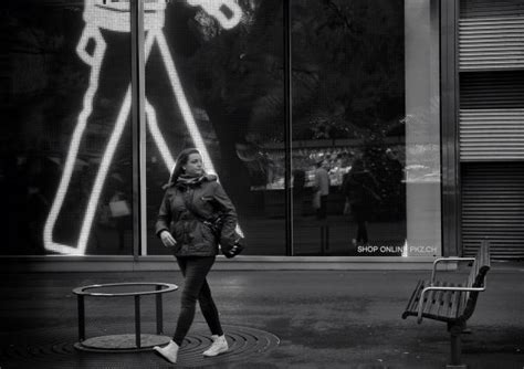 무료 이미지 겨울 빛 검정색과 흰색 사람들 도로 화이트 밤 사진술 시티 도시의 어둠 검은 단색화 Bw 솔직한 하부 구조 스위스 스타트