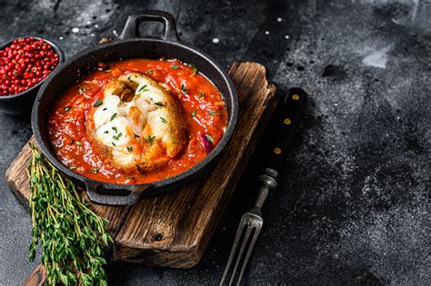 팬에 토마토와 구운 Hake 흰 생선 검은 색 배경 맨 위 보기입니다 복사 공간 0명에 대한 스톡 사진 및 기타 이미지 0명
