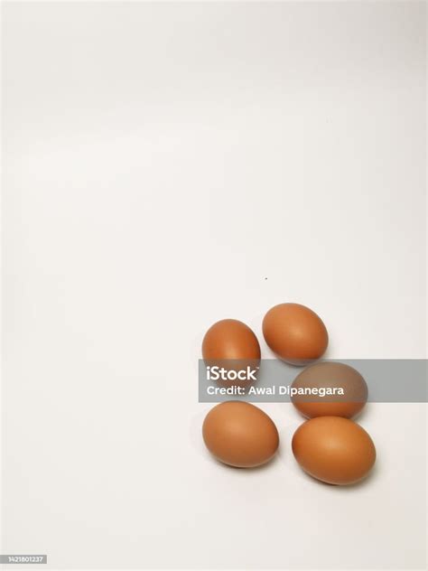 흰색 배경에 고립 된 달걀 상자에 갈색 또는 생 닭고기 달걀 0명에 대한 스톡 사진 및 기타 이미지 0명 갈색 개체 그룹