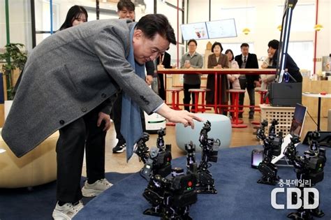 충북도 당산 생각의 벙커에서 인공지능ai 로봇과 함께 춤을