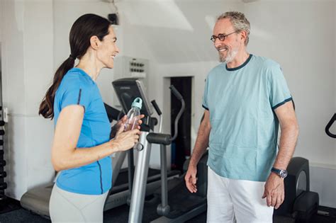 성숙한 남자와 중간 성인 여자 준비 용 훈련 에 그만큼 체육관 40 44세에 대한 스톡 사진 및 기타 이미지 40 44세 60 64세 개선 Istock