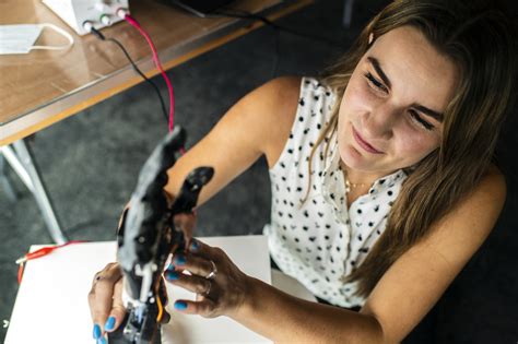 This Robot Helps Deaf Blind People Communicate Independently