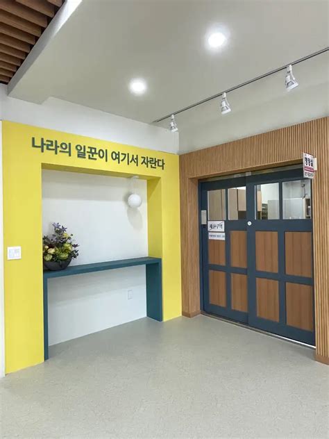 비비드한 컬러 포러로 포인트를 준 캐주얼 컨셉 초등학교 로비 인테리어