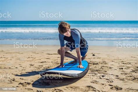 젊은 서퍼는 모래 해변에 라인업에 이동 하기 전에 훈련 남자 서핑을 학습 휴가 개념 여름 휴일입니다 관광 스포츠 건강한 생활방식에 대한 스톡 사진 및 기타 이미지 Istock