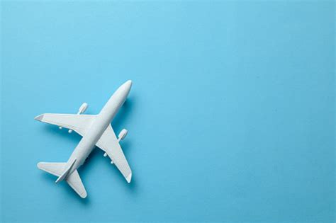 파란 배경에 백색 여객 비행기입니다 텍스트에 대 한 공간을 복사 합니다 공란에 대한 스톡 사진 및 기타 이미지 공란 관광 디자인 Istock