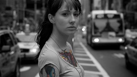 배경 화면 화이트 검은 여자들 단색화 모델 초상화 시티 거리 차 도시의 도로 사진술 선택적 채색 문신 사람 소녀 스냅 사진 검정색과 흰색