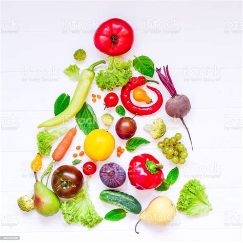 건강 한 새 해 개념신선한 유기농 야채 허브와 과일 흰색 나무 배경 크리스마스 나무의 형태로 다이어트 해독 계획 최고의 볼 수 있습니다 선택적 초점입니다 텍스트를 위한