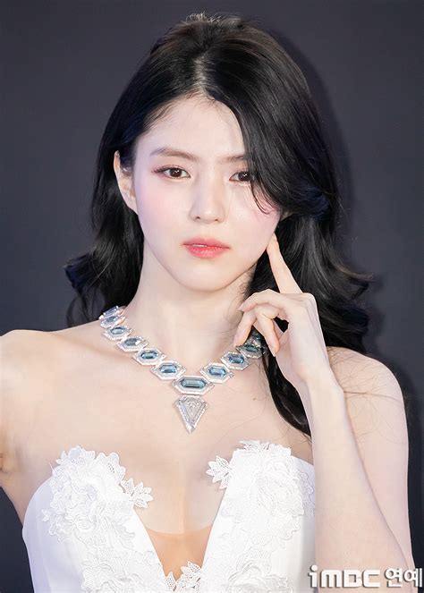 [움짤] 한소희 헉 좌중압도 트임 드레스