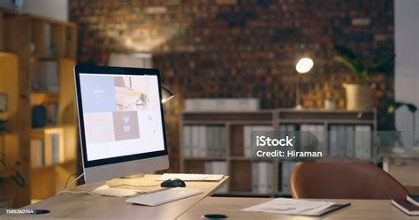 밤에는 텅 빈 작업 공간과 업무용 컴퓨터가 있는 책상 사무용 건축물 가구 회사 어둠 그리고 전문적인 방이나 기업 공간을 위해 늦게 직장에서 Pc가 있는 테이블 사무실에 대한