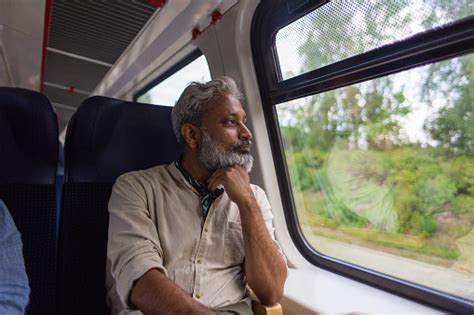 인도 성숙한 남자 와 손 에 턱 생각 약 생활 동안 보고 통해 기차 창 기차에 대한 스톡 사진 및 기타 이미지 기차 여행