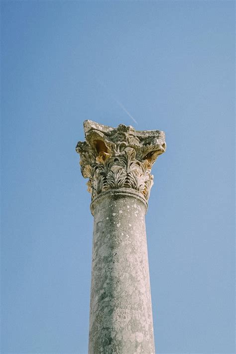 건축 설계 경외심을 불러일으키는 고딕 양식의 건축물 고요한 교회 구조 그랜드 기도 기독교 남풍 단단히 짜여