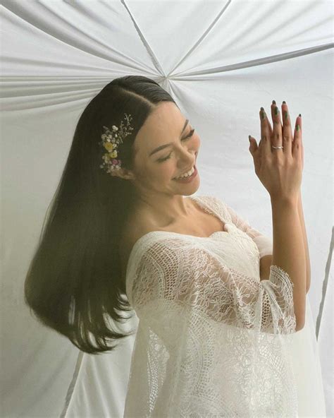 Ide Busana Adat Ala Yura Yunita