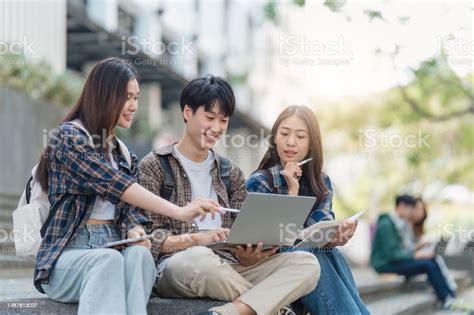 야외에서 친구들과 함께 아름다운 젊은 아시아 여자 대학생 대학 캠퍼스에서 일하는 대학생 아시아인에 대한 스톡 사진 및 기타 이미지 아시아인 대학생 학생 Istock