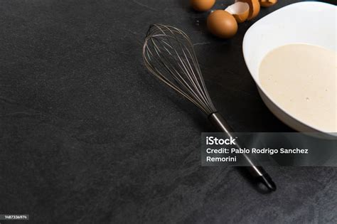 팬케이크 믹스에 계란 밀가루 우유를 얹고 위에 털을 얹고 검은 돌 조리대에 공간을 복사하는 관점 0명에 대한 스톡 사진 및 기타 이미지 Istock