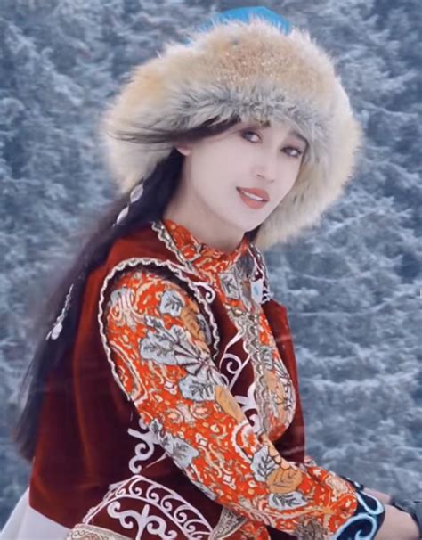 江山依旧人已非 雪中情缘忧未醒 曲中思念今犹在 不见当年梦中人雪地里撒欢 周安安骑马 爱骑马周安安