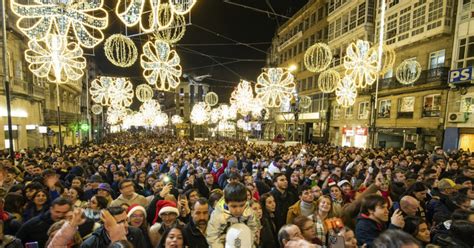 크리스마스트리 점등 축하하는 스페인 사람들