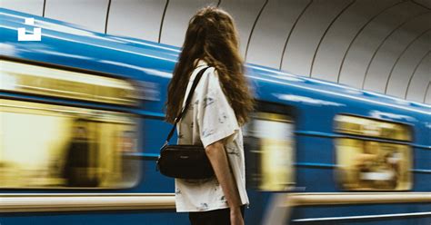 기차를 기다리는 플랫폼에 서 있는 여자 사진 Unsplash의 무료 거리 사진 이미지