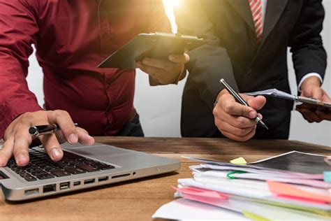 비즈니스 팀 선물 전문 투자자 작업 새로운 시작 프로젝트 재무 관리자 회의 디지털 태블릿 도킹 화면 컴퓨터 디자인 스마트 폰 사용 개념에 대한 스톡 사진 및 기타 이미지