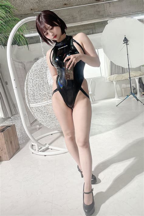 とみこ、艶テカなエナメル競泳水着で美スタイル披露「脚長くて綺麗」 Entame Next アイドル情報総合ニュースサイト