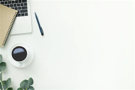 초록색 나뭇잎 유칼립투스 노트북 커피잔이 흰색 배경에 분리되어 있는 사무실 테이블 책상 작업 공간 프레임 플레이 아이디어 메모 또는 계획 쓰기 개념 책상에 대한 스톡 사진