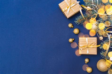 황금 선물 상자와 크리스마스 장식 화환 파란색 배경에 전나무 가지가 있는 평평한 크리스마스 구성 겨울 메리 크리스마스 휴일 인사말 카드 금색에 대한 스톡 사진 및 기타