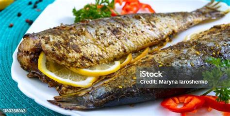 나무 테이블에 흰색 접시에 레몬과 향신료와 구운 청어 맛있는 생선 요리 맨 위 보기 0명에 대한 스톡 사진 및 기타 이미지 0명 건강한 식생활 고등어류 Istock