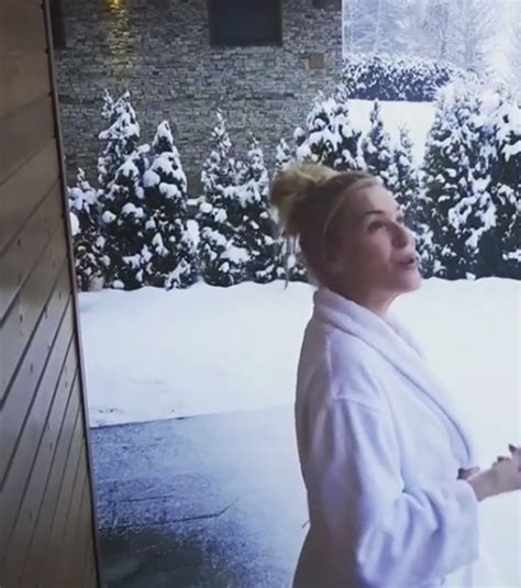 Вижте Гала чисто гола хвърля се в снега Снимки 18 Хай Клуб