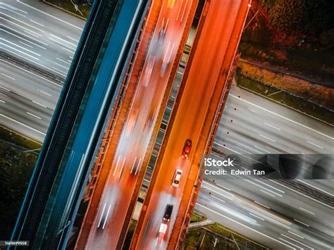 드론은 밤에 아시아 도시의 여러 차선 고속도로를 건너는 자동차 교통 수송을 봅니다 0명에 대한 스톡 사진 및 기타 이미지 0명 가로등 건물 외관 Istock