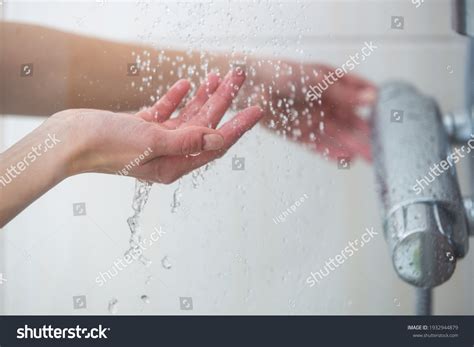 218 рез по запросу «girl With A Washcloth In The Shower In Foam — изображения стоковые