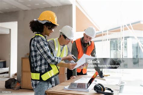 엔지니어 팀 계획 및 작업 현장의 테이블에 건설 건물에 대해 논의 Group A에 대한 스톡 사진 및 기타 이미지 Group A 개념 개발 Istock