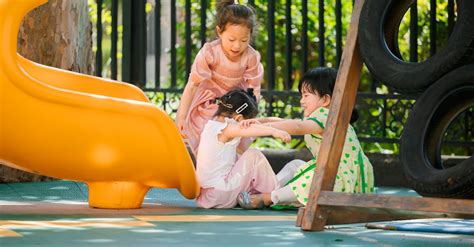 게임 공원 그룹 활동 기쁨 낮 녹지 놀이 놀이 친구 놀이기구 놀이터 다채로운 도시 공원 레저 레크리에이션 사회적 상호 작용 순수 슬라이드 아이