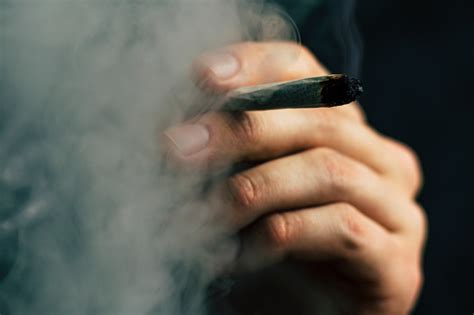 마리화나 대마초 그의 손 A 남자에서 공동 연기가 난다 연기가 검은 배경에 의료 마리화나 사용과는 대마초의 합법화의 개념 건강관리와 의술에 대한 스톡 사진 및 기타 이미지