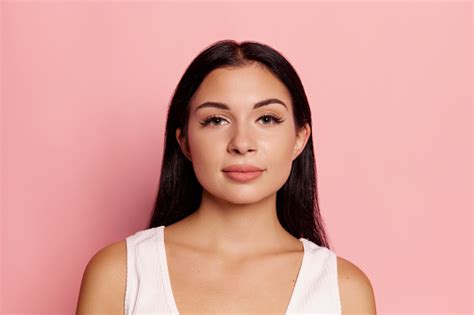 난 괜찮아 트렌디한 분홍색 스튜디오 배경에 고립된 행복한 미소 짓는 여자 아름 다운 여성 절반 길이 초상화입니다 감정적 인 여자 인간의 감정 표정 개념 20 24세에 대한