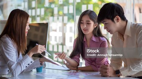 사무실에서 프로젝트에 협력 하는 젊은 아시아 비즈니스 사람들의 그룹 25 29세에 대한 스톡 사진 및 기타 이미지 25 29세 경영자 계획 Istock