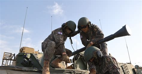 K21보병전투장갑차 점검나선 한 Uae 연합훈련 장병들