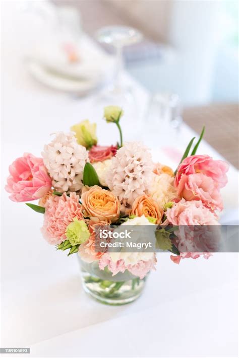 휴일과 결혼식 저녁 식사를위한 꽃 테이블 장식 야외 레스토랑 이벤트 파티 또는 야외 레스토랑에서 결혼식 피로연에서 꽃 웨딩 장식을 준비 꽃집 0명에 대한 스톡 사진 및 기타