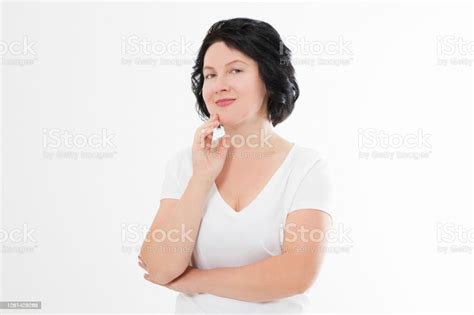 흰색 배경에 고립 된 여름 빈 템플릿 T 셔츠에서 행복한 중년 여성 공간을 복사합니다 40 44세에 대한 스톡 사진 및 기타