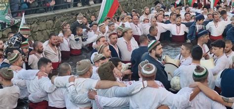 Мъжкото хоро нагази във водите на река Тунджа в Калофер ВИДЕО By