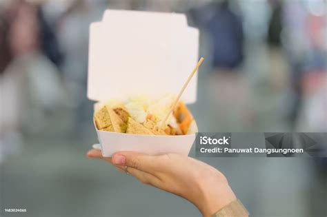 야시장에서 냄새나는 두부를 들고 있는 여자의 손 대만의 유명한 대만 길거리 음식 현지 시장의 이국적인 음식 감자 칩에 대한 스톡 사진 및 기타 이미지 Istock