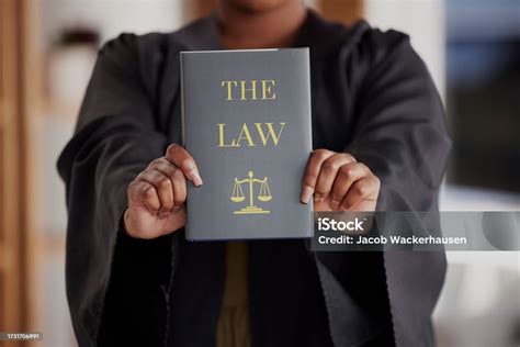 사법 제도를 배우기 위한 책 헌법 연구 또는 교육을 받은 손 변호사 또는 옹호자 여성 판사 또는 법률 대리인을 위한 지식 가이드 또는 정보를 공부하는 변호사의 클로즈업 25