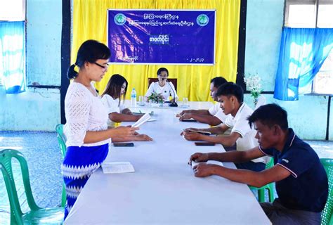 ကျောက်ဖြူခရိုင် Community Centre ခန်းမ၌ ဝန်ထမ်းကျင့်ဝတ်စာအုပ်ဖြင့် စာဖတ