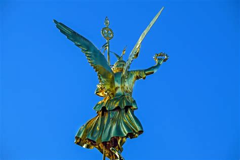 무료 이미지 비행 기념물 동상 경계표 자본 천사 미술 베를린 청동 관광 명소 빅토리아 주의 역사적으로 금박 뒷모습 육체의 Ule 금 그 밖의