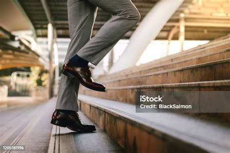 커리어 컨셉의 동기 부여와 도전 성공으로 나아가는 단계 계단에 걸어 사업가의 낮은 섹션 배경이 된 현대 도시 도시 개념에 대한