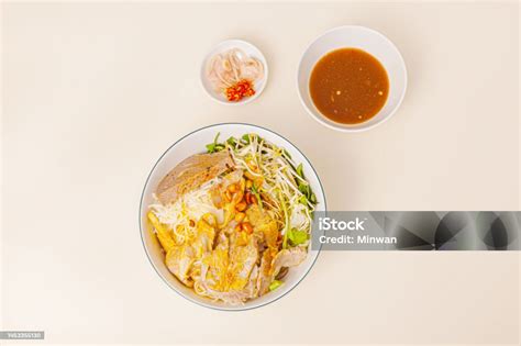 Bun Mam Nem 돼지 고기와 발효 멸치 디핑 소스를 곁들인 베트남 쌀국수 흰색 배경에 격리 된 베트남 음식 상위 뷰 0명에 대한 스톡 사진 및 기타 이미지 Istock