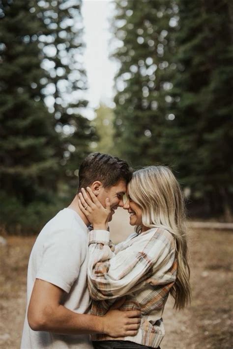 35 Romantic Fall Engagement Photos For Fall Lovers Artofit