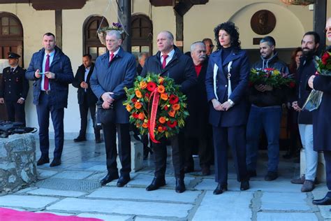 Делегација од Движење ЗНАМ предводена од Максим Димитриевски положи свежо цвеќе на гробот на