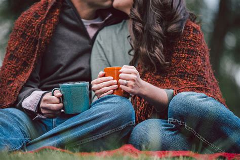 Кофе На Природе Фото В Руках Красивые — Фото Картинки