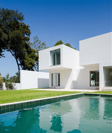 Irregularly Stacked Blocks Define Rooms In House Mr