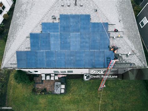 주거용 지붕에 태양 전지판을 설치하기 위해 노력하는 태양 에너지 기술자의 조감도 25 29세에 대한 스톡 사진 및 기타 이미지 25 29세 2명 30 34세 Istock